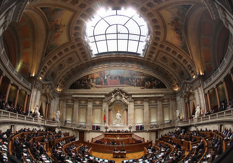 Parlamento português aprova alterações à naturalização de descendentes ...