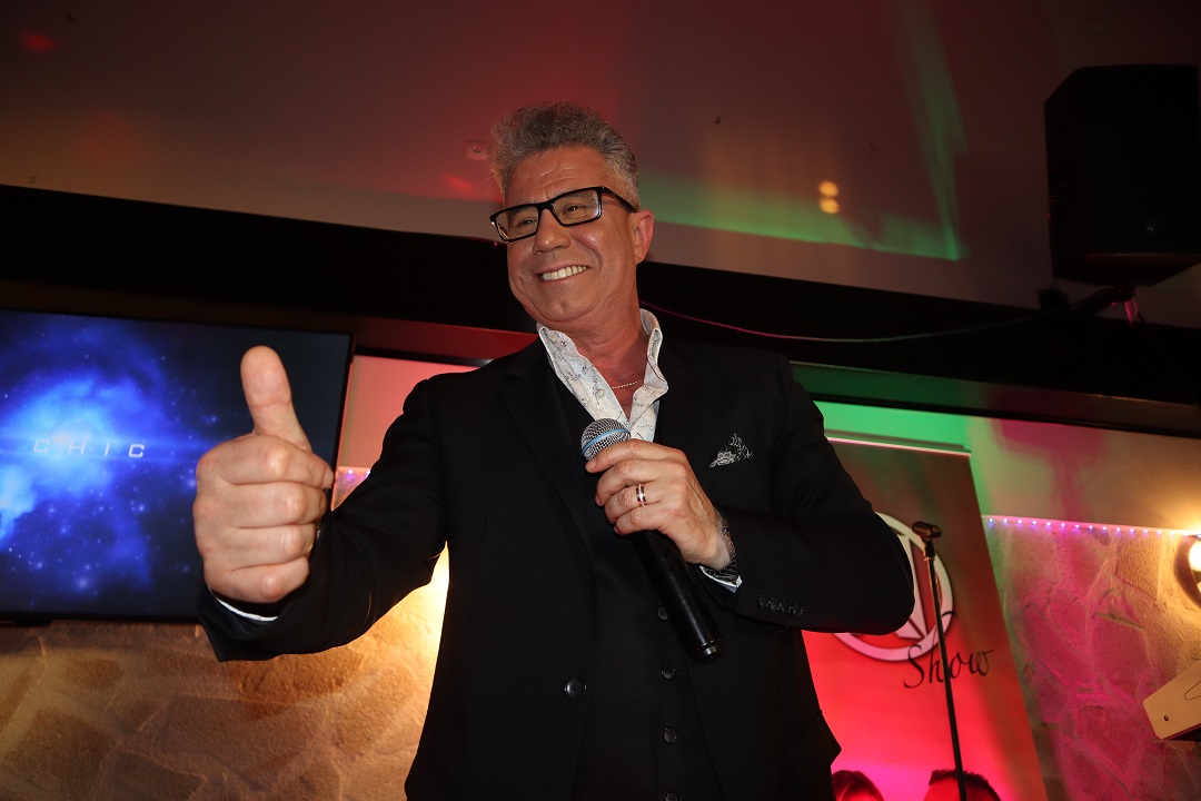 Paulo Ribeiro cantou no Chic Pub, em Pierrelaye - LusoJornal