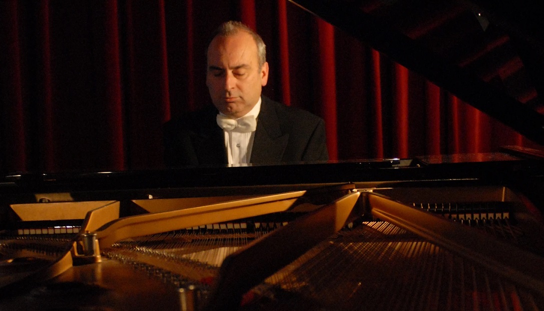 Pianista Constantin Sandu leva obras de Carlos Seixas e Claude Debussy ...