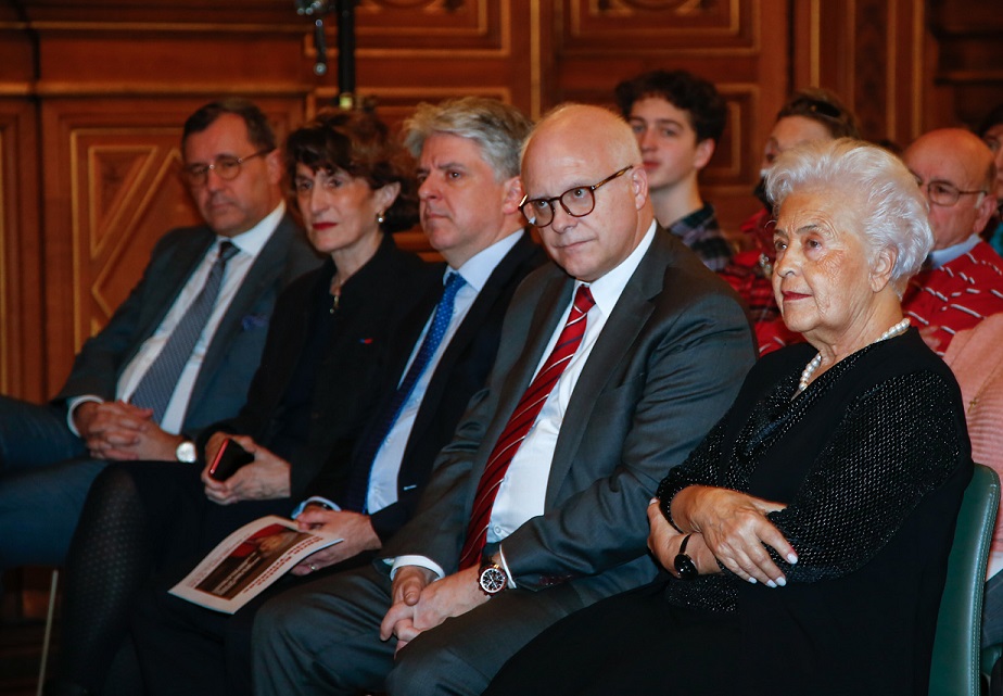 Maria Beatriz Rocha Trindade recebeu a Medalha Grand Vermeil da Mairie ...