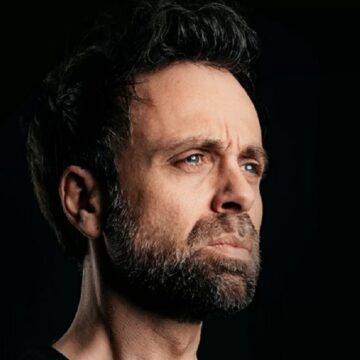 David Castello Lopes dans son spectacle ‘Authentique’, pose des ...