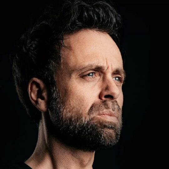 David Castello Lopes dans son spectacle ‘Authentique’, pose des ...