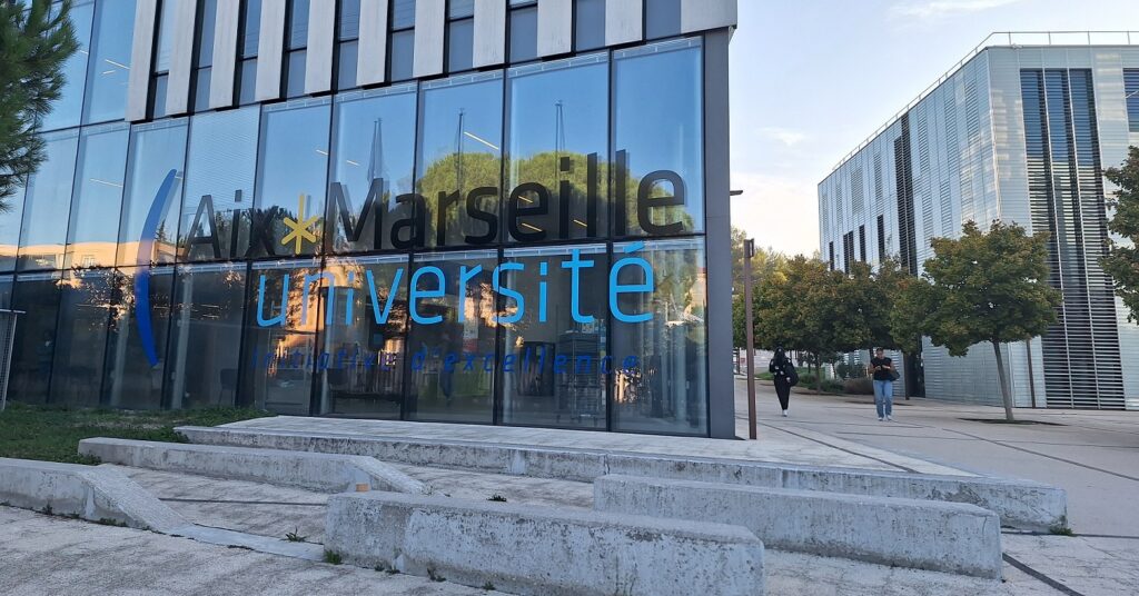 Departamento de Estudos Portugueses e Brasileiros da Universidade de ...