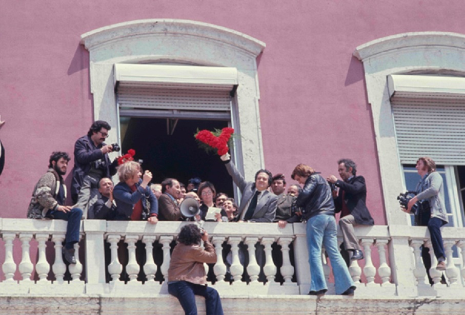 Dia 27 de abril, Mário Soares deixou exílio em Paris rumo a Lisboa ...