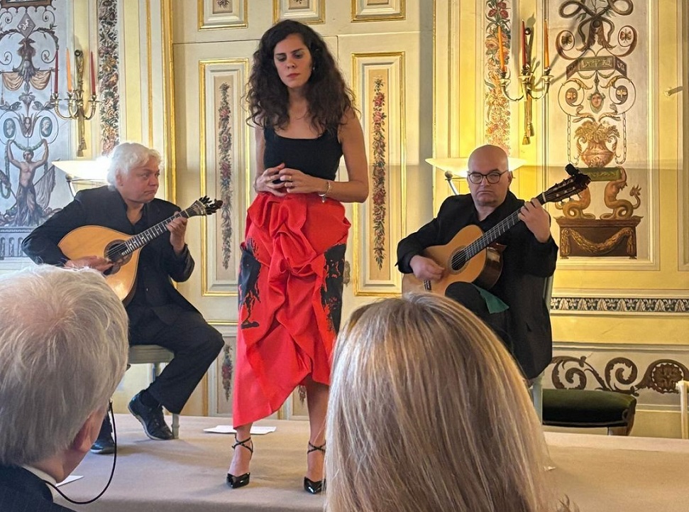 Fadista francesa radicada em Lisboa cantou na Embaixada de França em ...