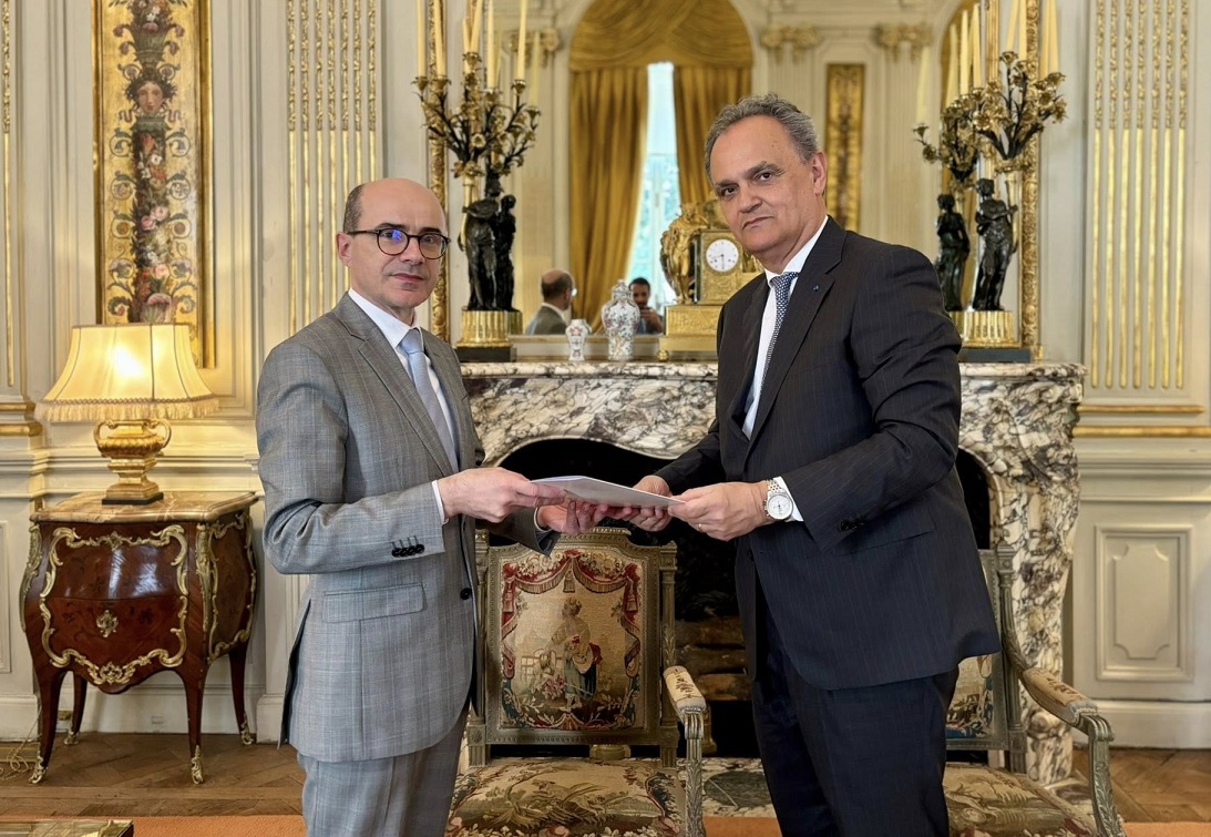 Francisco Ribeiro de Menezes: Novo Embaixador em França apresentou ...