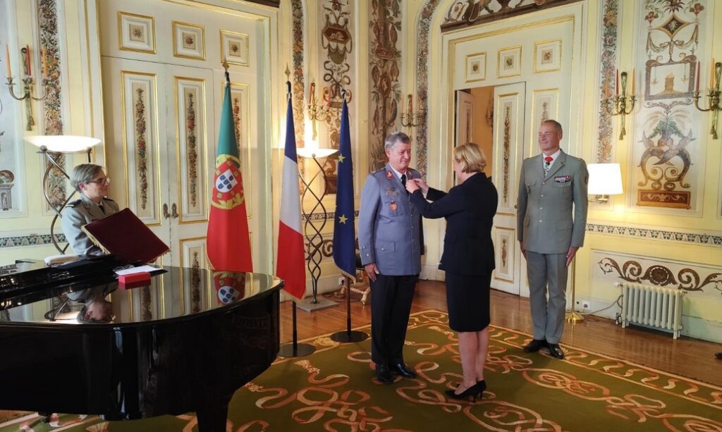 Le Général portugais Eduardo Mendes Ferrão a été décoré de la Légion d ...